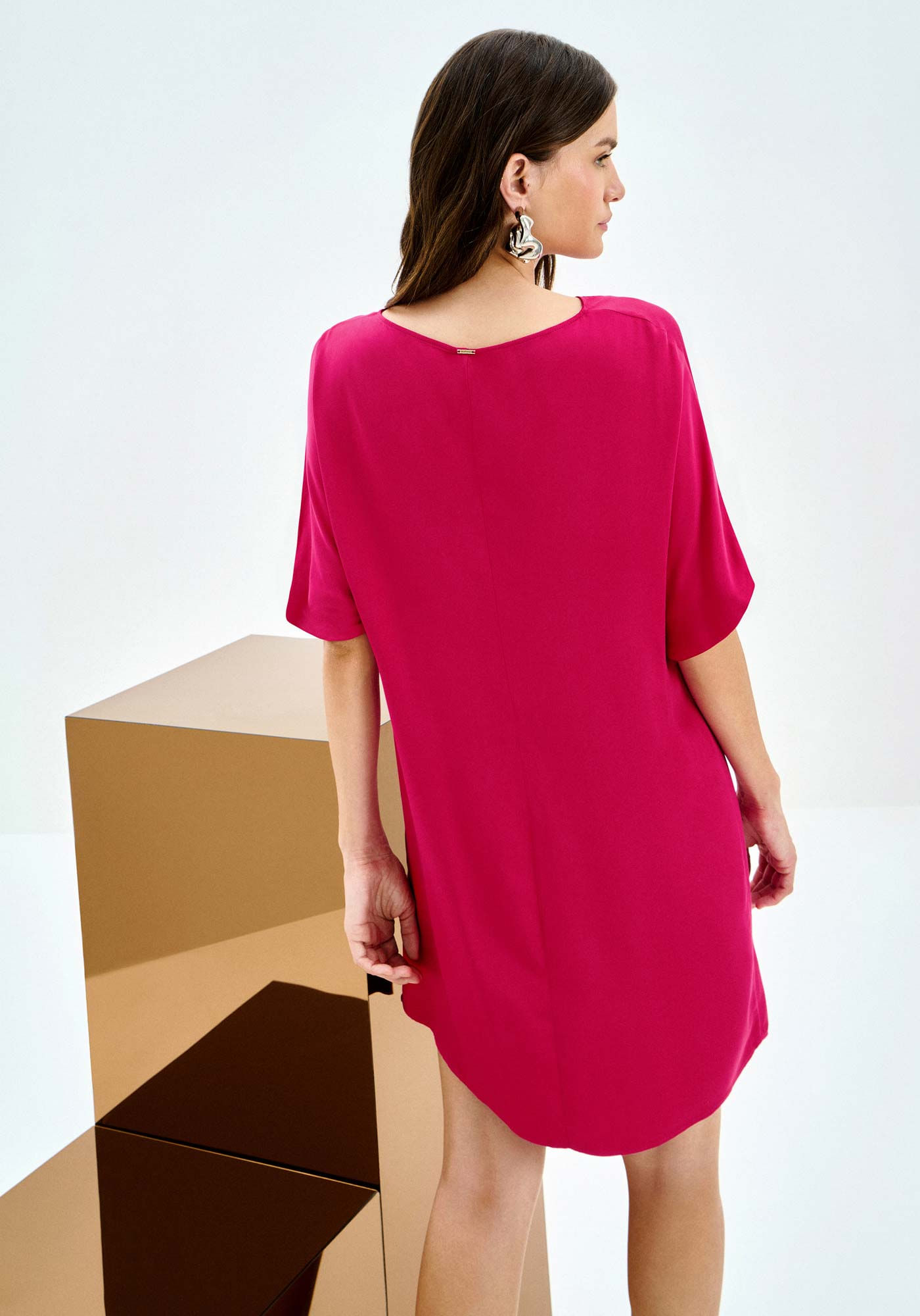 Vestido Curto Manga Curta com Pregas Decote - Privalia