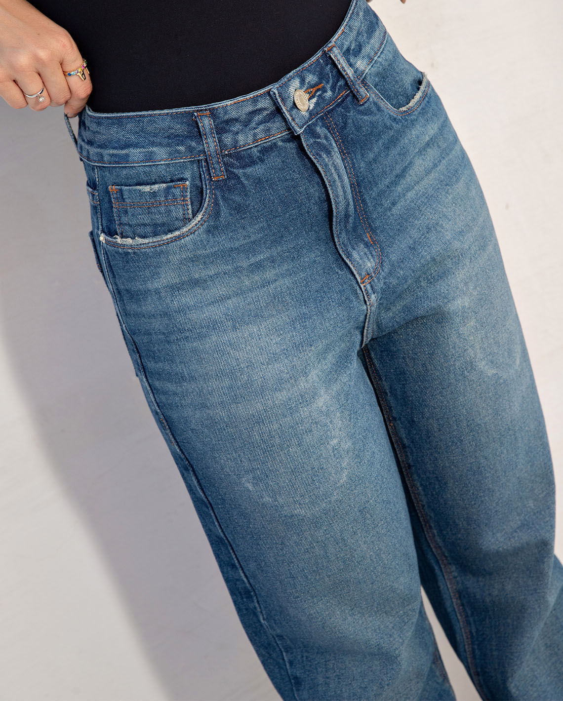 CALÇA JEANS FEMININA RETA CINTURA ALTA COM APLICAÇÃO - ANA CASTELA ...