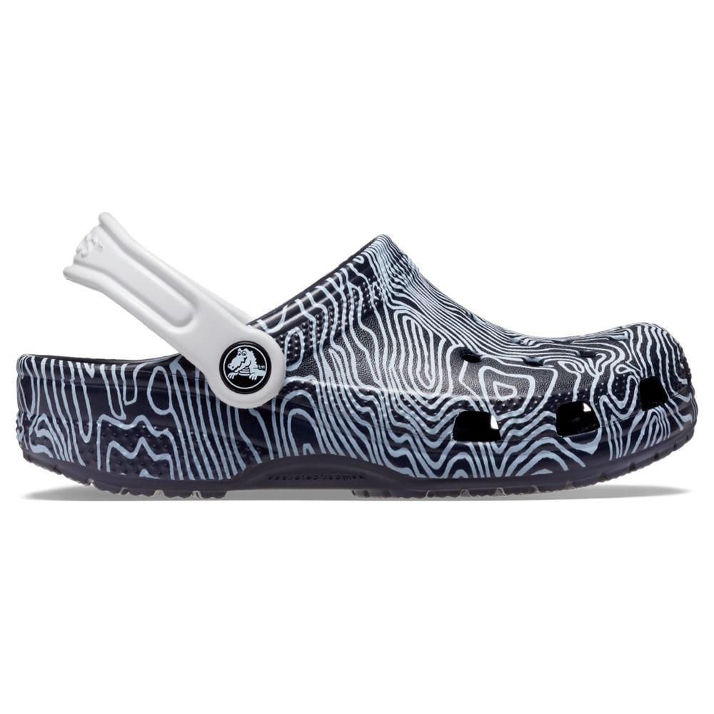 Sandália crocs classic topographic clog deep navy/multi - Privalia
