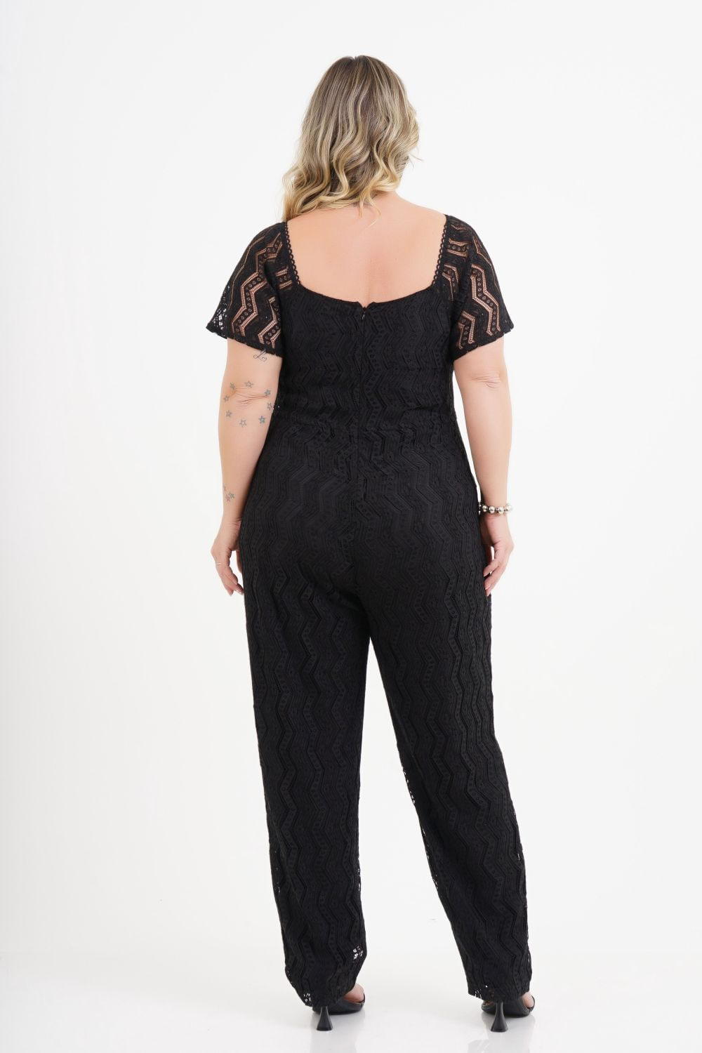 Macacão Renda Plus Size Beatriz Manga Curta - Privalia