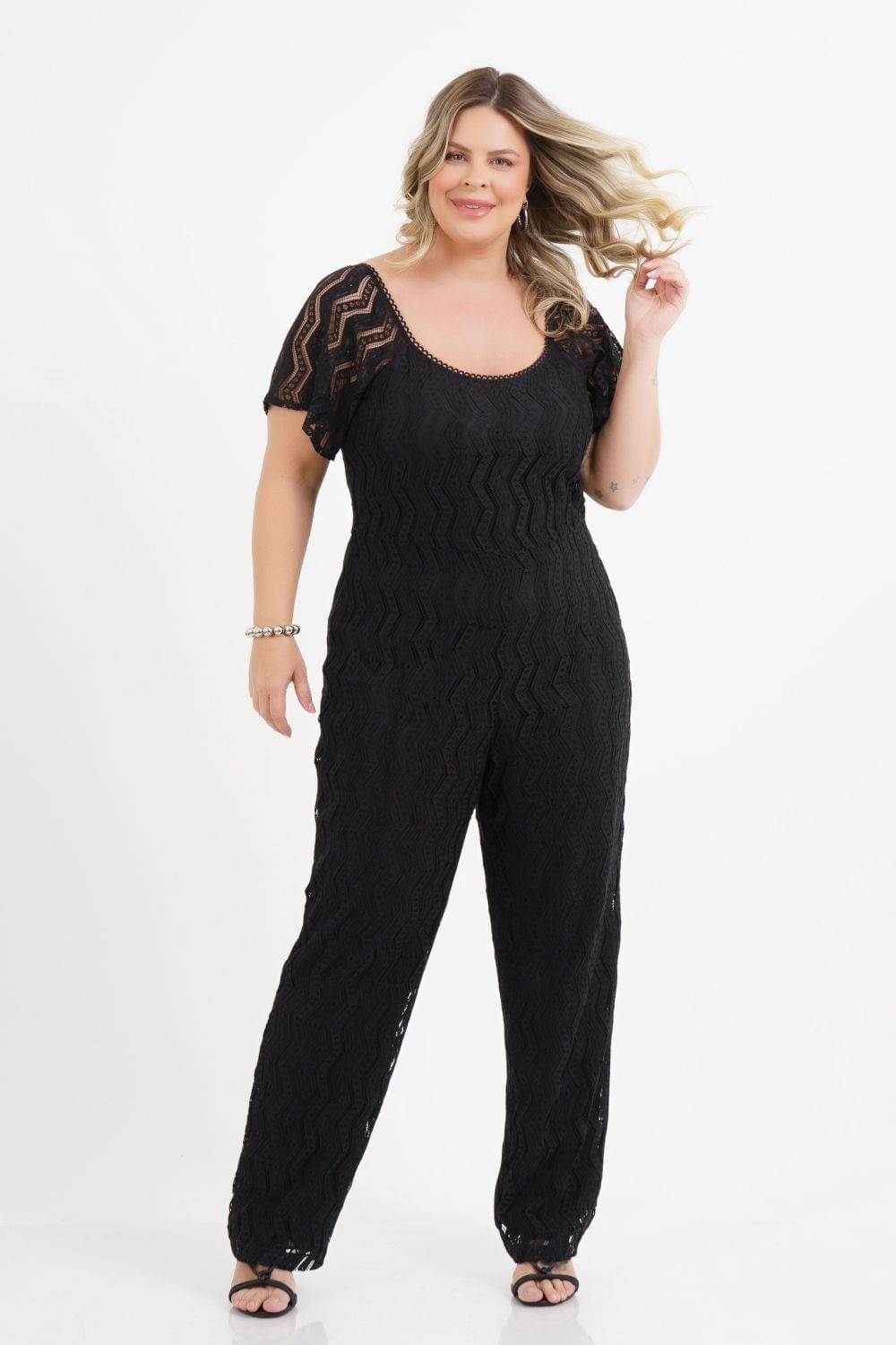 Macacão Renda Plus Size Beatriz Manga Curta - Privalia