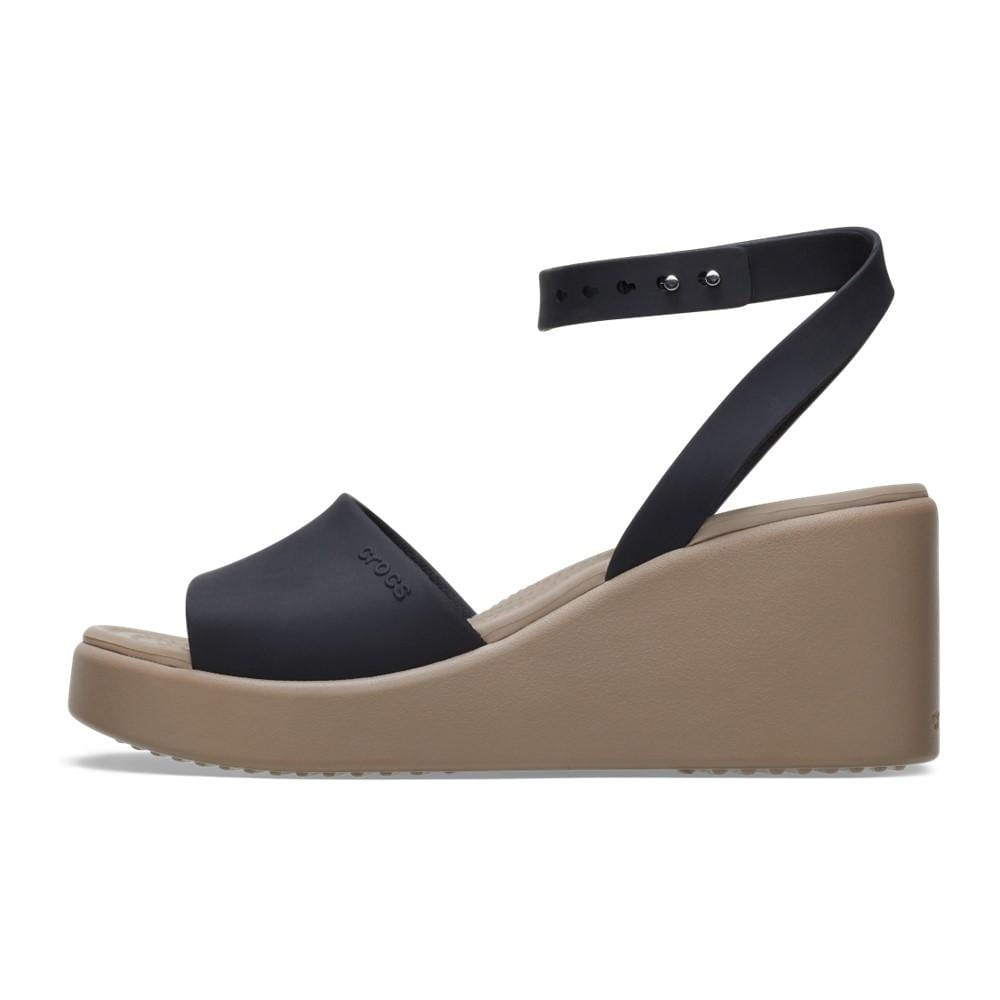 Sandália crocs brooklyn ankle strap wedge black/mushroom - Privalia
